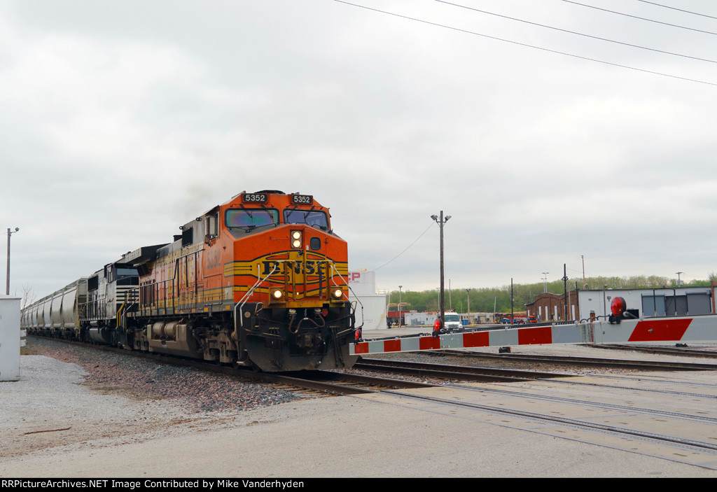 BNSF 5352